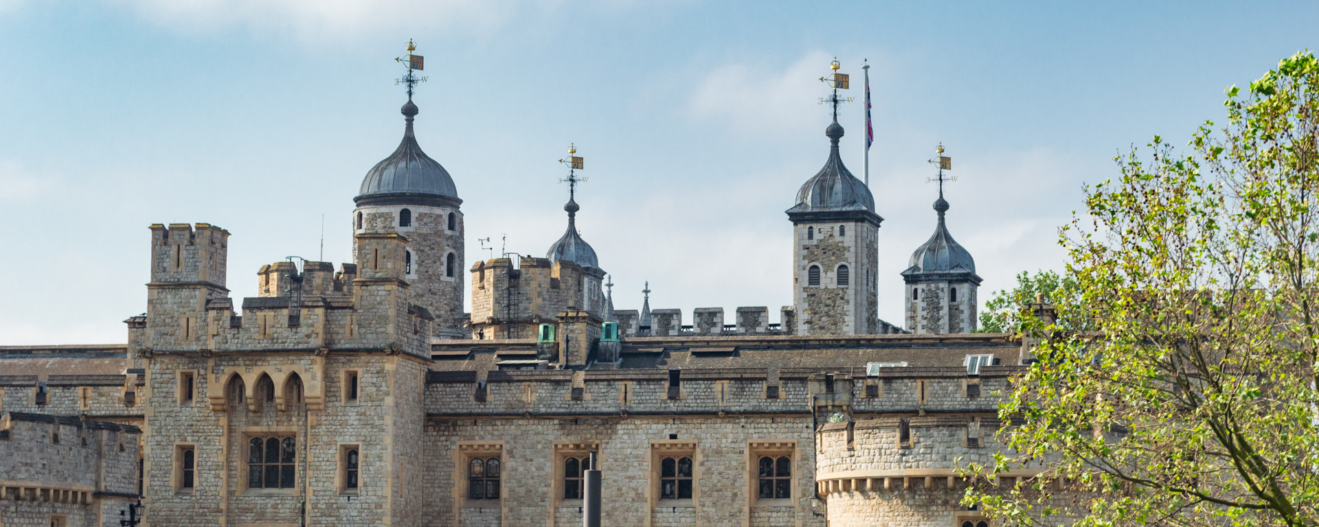 Visiting The Tower of London: The Crown Jewels, the Super Bloom & 900 ...